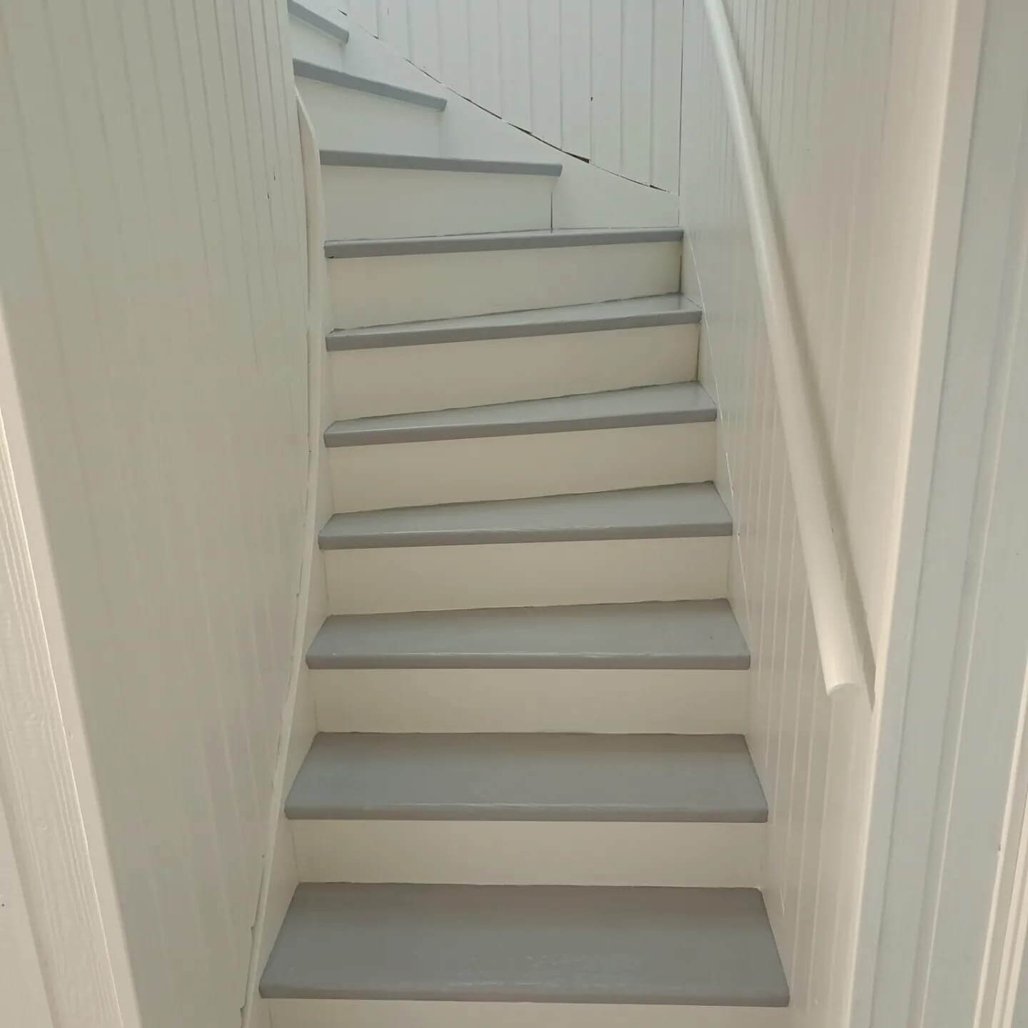 Paint the wooden ceiling with chalk paint: Completely without dripping