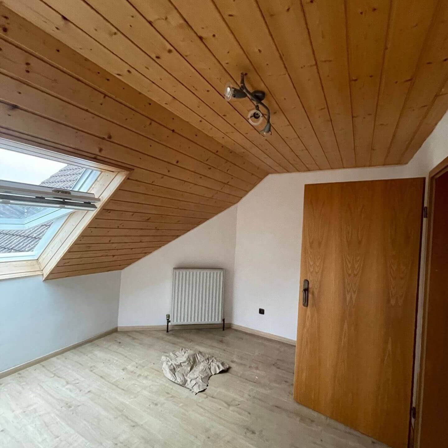 Holzdecke mit Kreidefarbe streichen: Ganz ohne tropfen