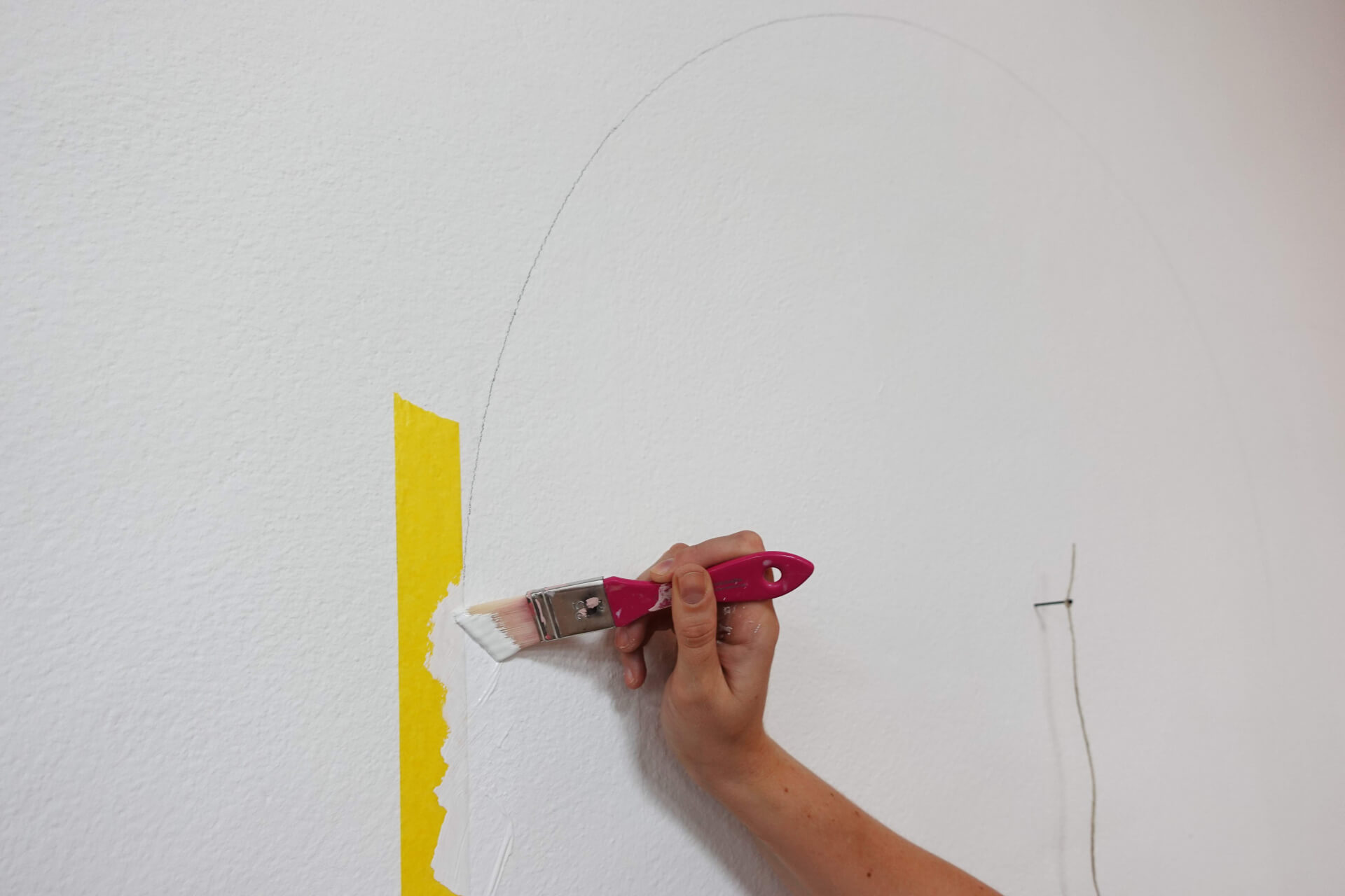 Boog op de muur verven: Maak een deurboog met een kleur verf