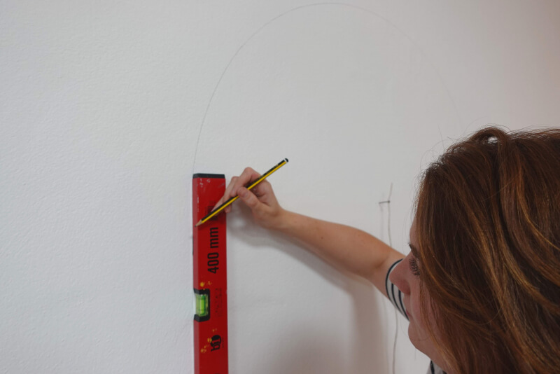 Boog op de muur verven: Maak een deurboog met een kleur verf