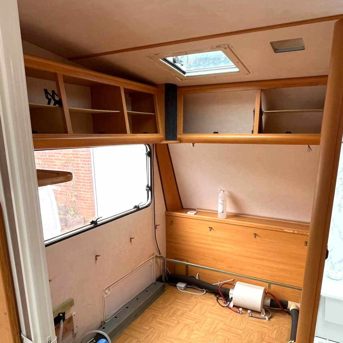 Wohnwagen innen streichen: Bring Farbe in dein altes Wohnmobil!