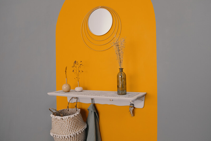 Boog op de muur verven: Maak een deurboog met een kleur verf