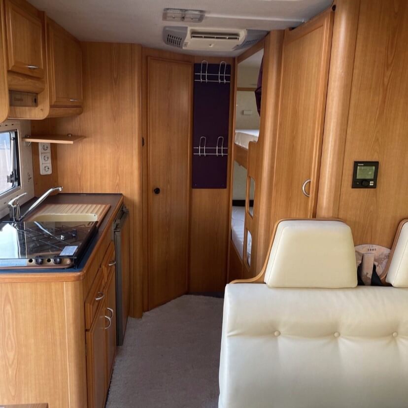 Wohnwagen innen streichen: Bring Farbe in dein altes Wohnmobil!