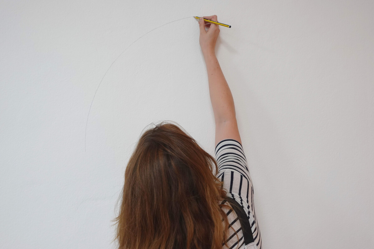 Boog op de muur verven: Maak een deurboog met een kleur verf